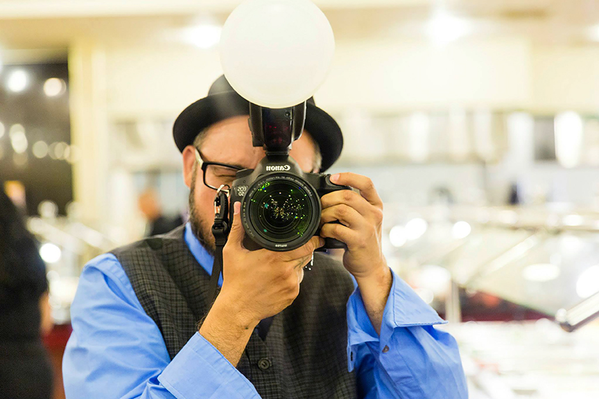 La travesía de un chicano sordo y del activismo LGBT - El Tecolote